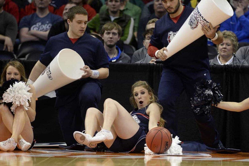 These cheerleader fail pics will make you love cheerleaders more